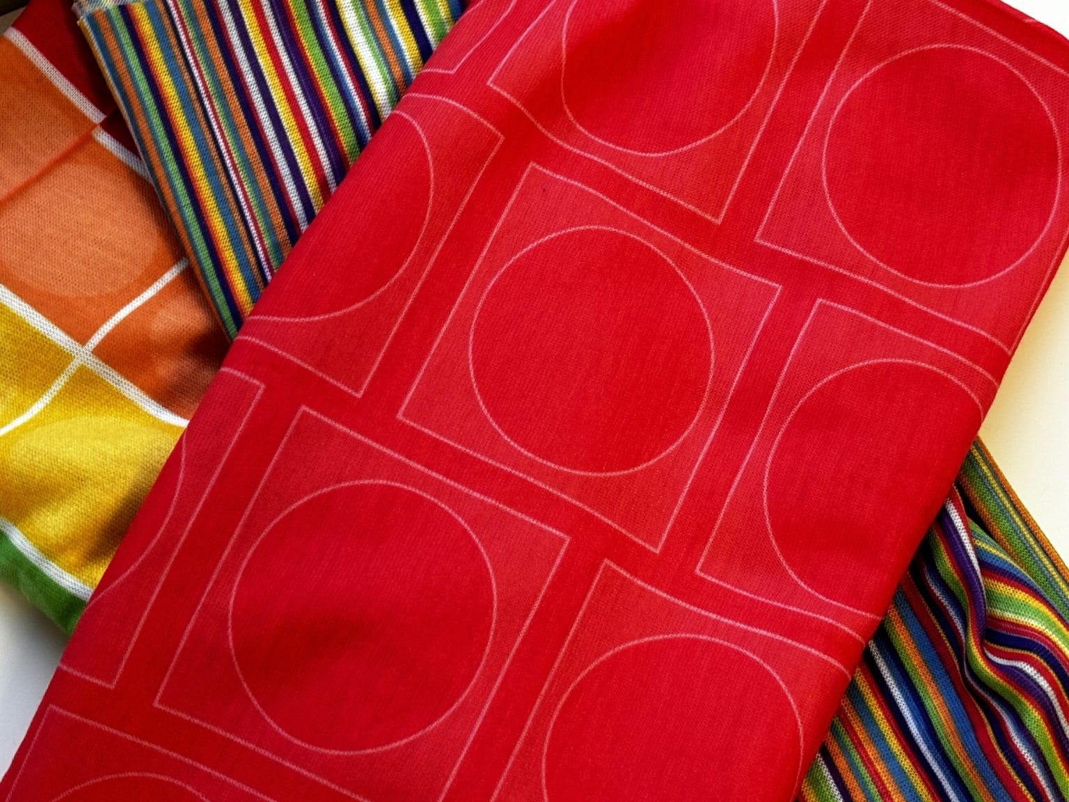 Round Square necktube buff - red pattern - Round Square